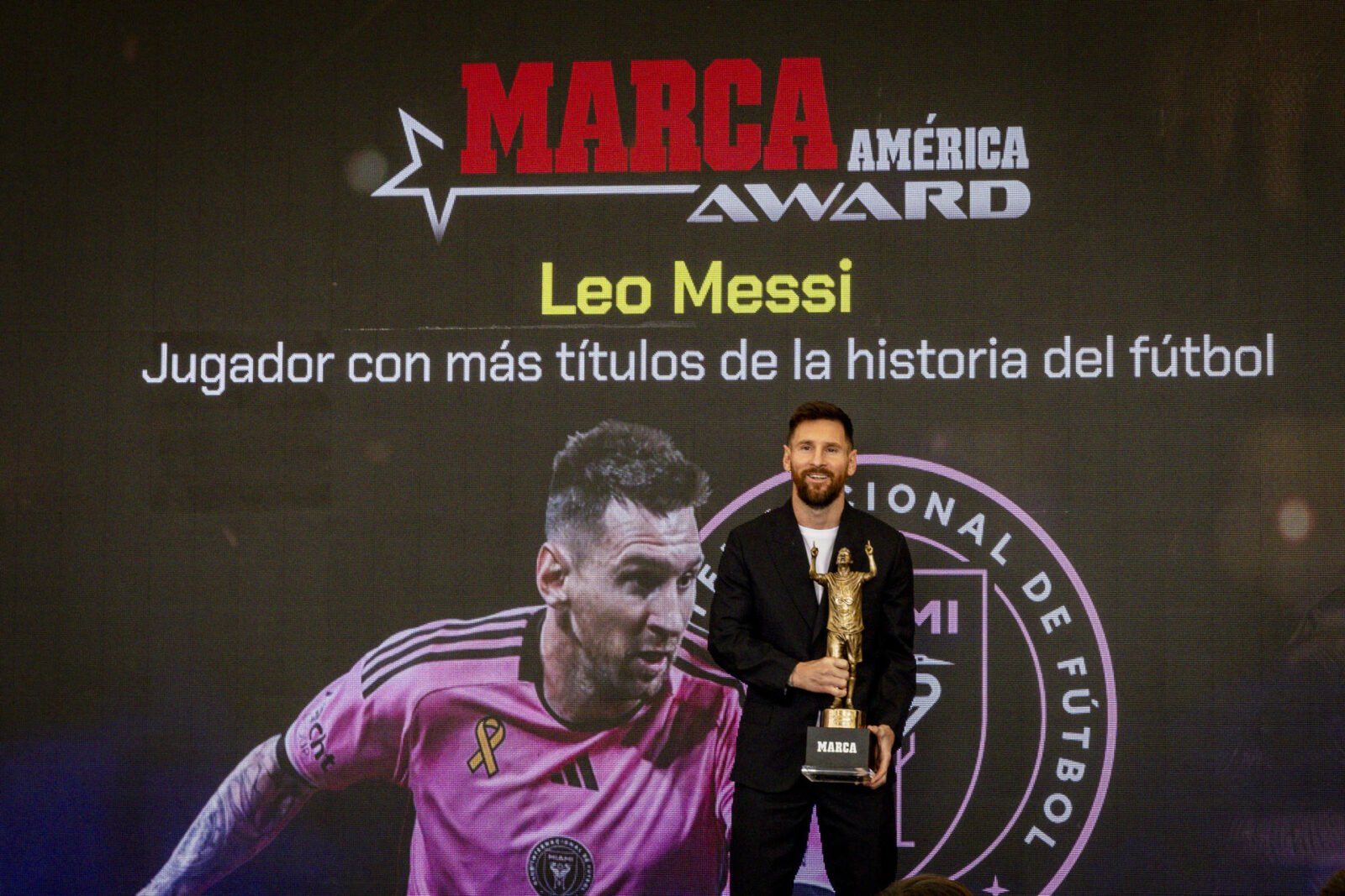 Lionel Messi recibe el premio al jugador más ganador de la historia ...