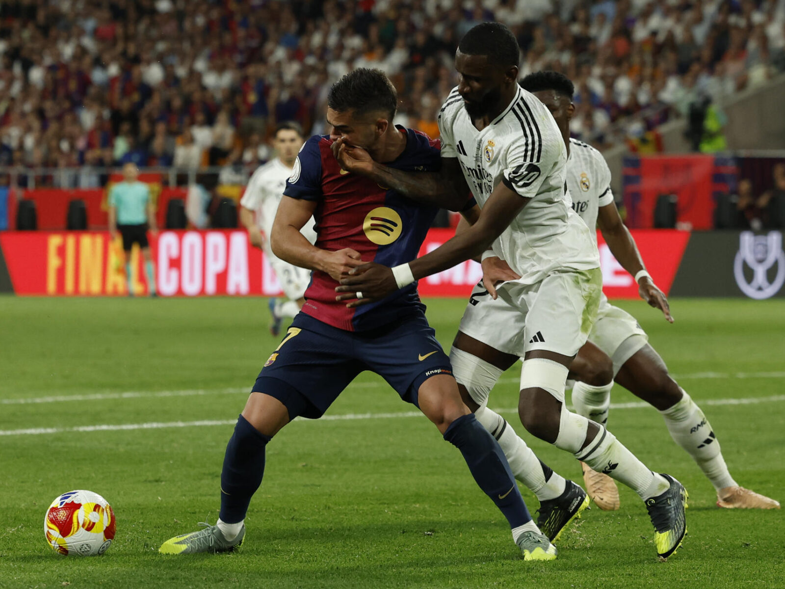 Lamine Yamal sorprende con nuevo look rubio y brilla en la final ...