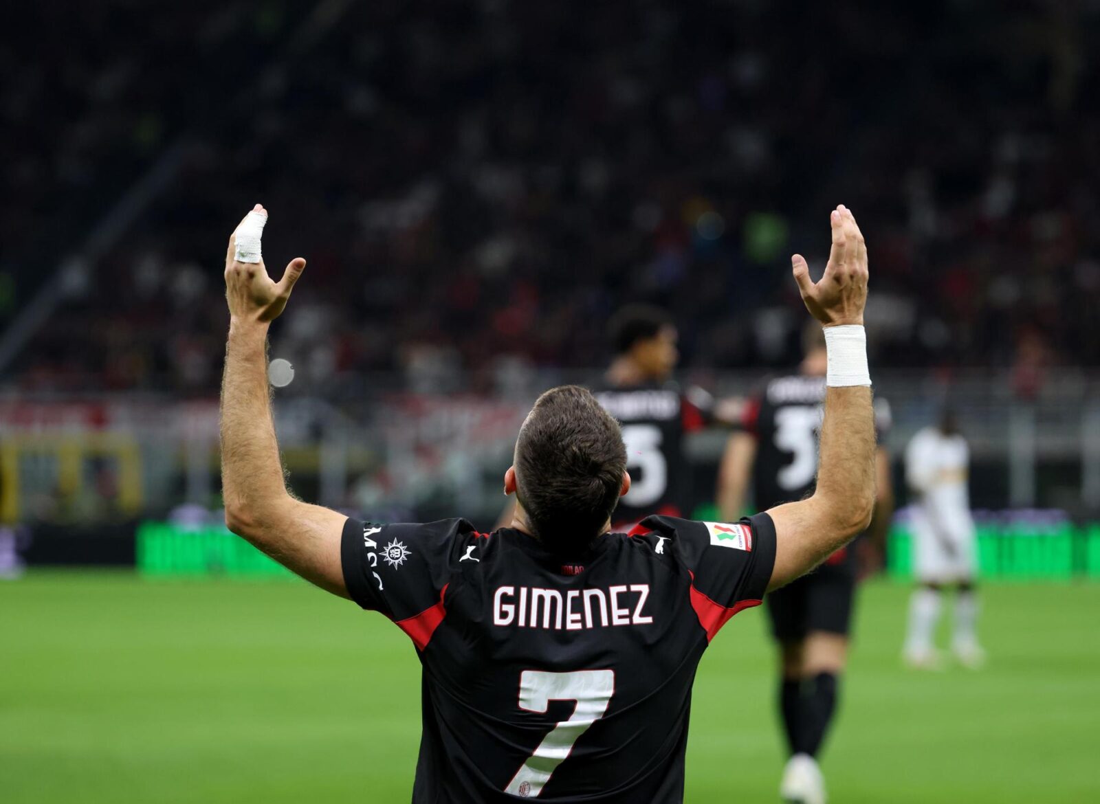 El Milan podría juntar a Santiago Giménez con una leyenda brasileña ...